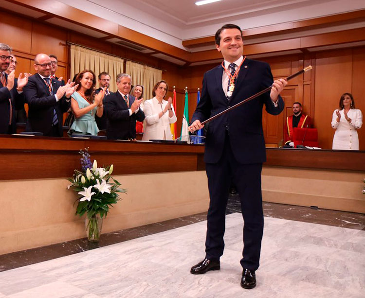 Jose María Bellido ya tiene el bastón de mando de la alcaldía ...